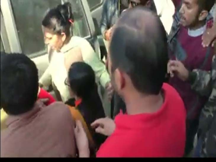 took Dayal Pyari in front of family | दयाल प्यारी ने कहा बीजेपी नेता ...