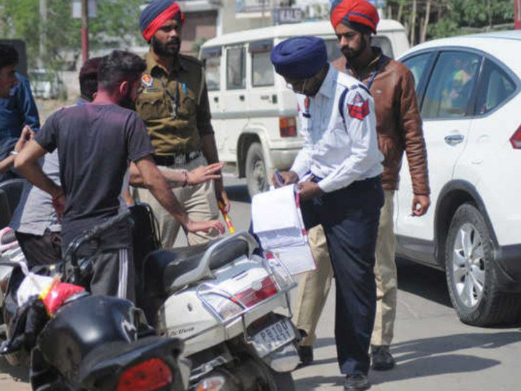 Red-light jump challan, provoke youth, beats policemen with friends ...