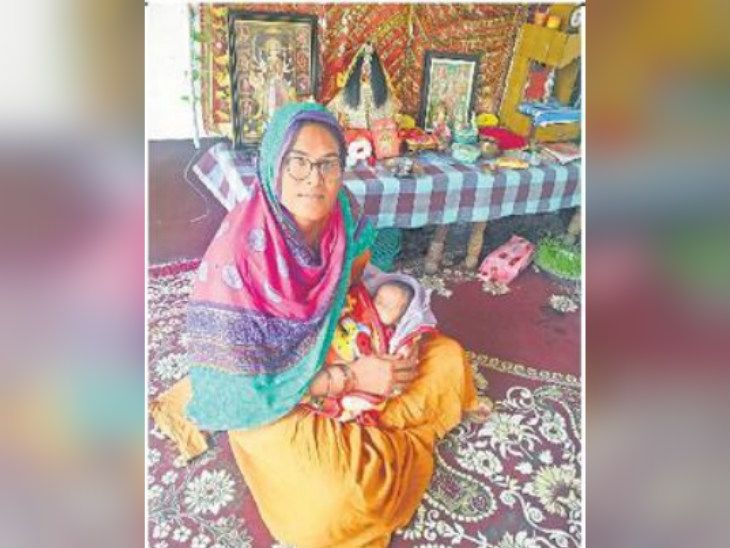 Kinnar Aarti as goddess, adopted baby girl on Ashtami | देवी का रूप मान ...