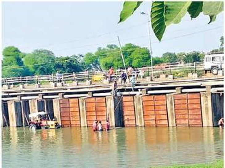 Ashta News - mp news after stopping the rain now the practice of saving ...