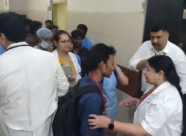 Dean Jyoti Bindal checks passes at MY Hospital | पास सिस्टम में खामियां देख सुरक्षा एजेंसी पर ...