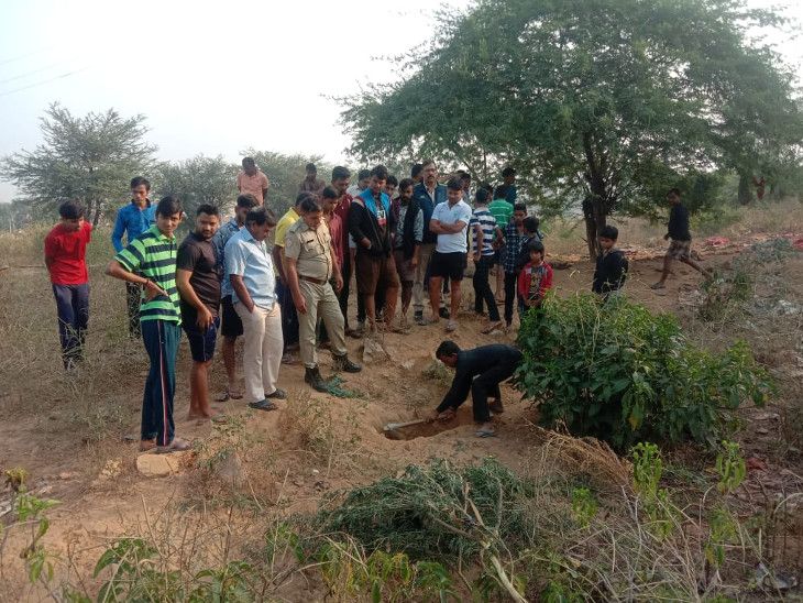 Dogs dig up body of newly born from cremation ground | श्मशान से नवजात ...