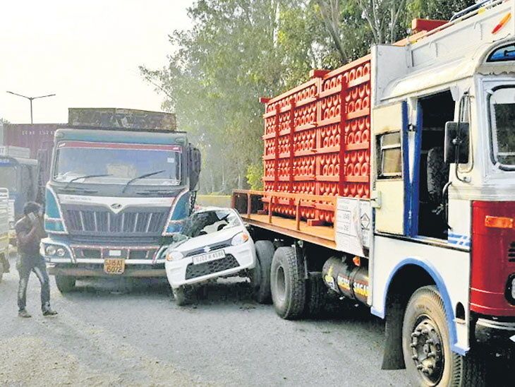 Car stuck between two trucks, 5 people miraculously survived | दो ...