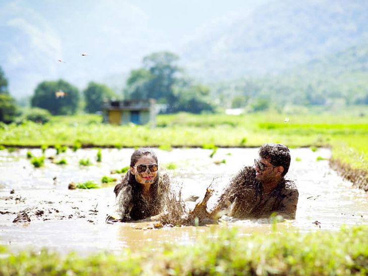 Couple's post wedding shoot in mud | कीचड़ में वेडिंग फोटो शूट का नया ...