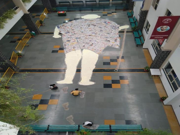 Artworks made from old newspapers and useless things, for 15 years ...