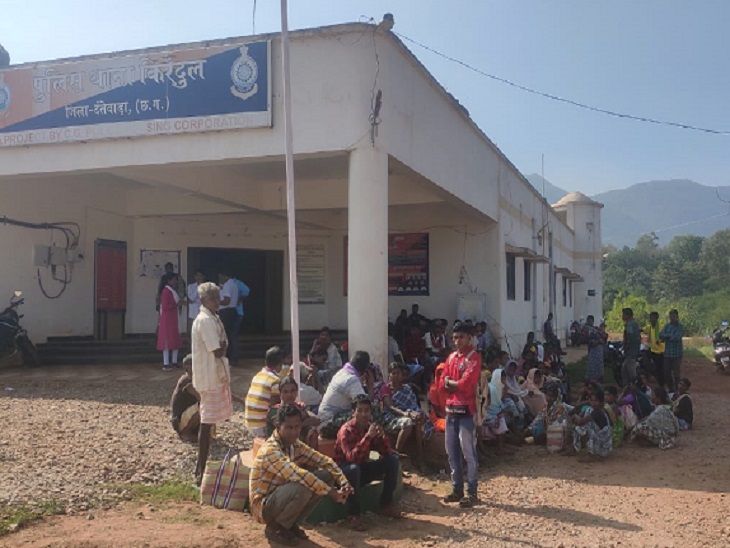 Villagers protest against Kirandul police at dantewada