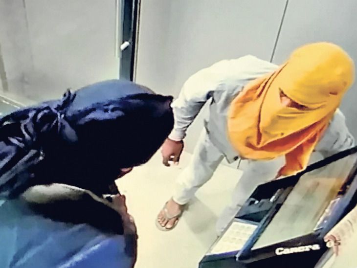 Tie up the ATM with chains, unable to withdraw cash | एटीएम को जंजीर से ...