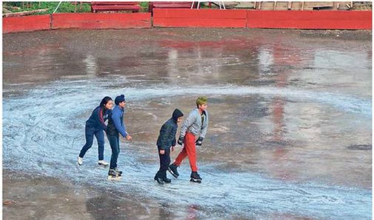 First session in ice skating rink ... | आइस स्केटिंग रिंग में हुआ पहला ...