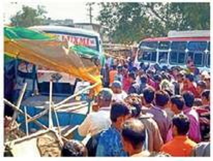 Shamgarh News - mp news driver and conductor came down to drink tea ...