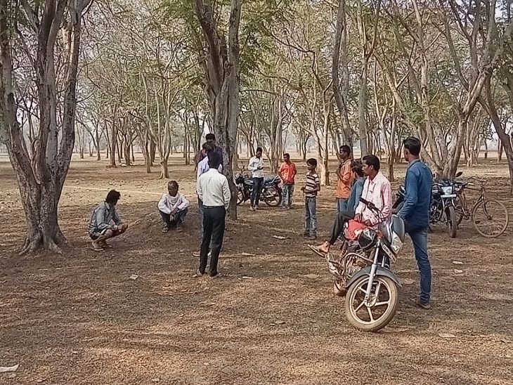 Lover Commits Suicide by Hanging Himself from Tree In Chhattisgarh ...