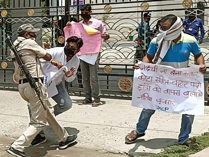 Bihar: Police removed the students of Patna University who were staging ...