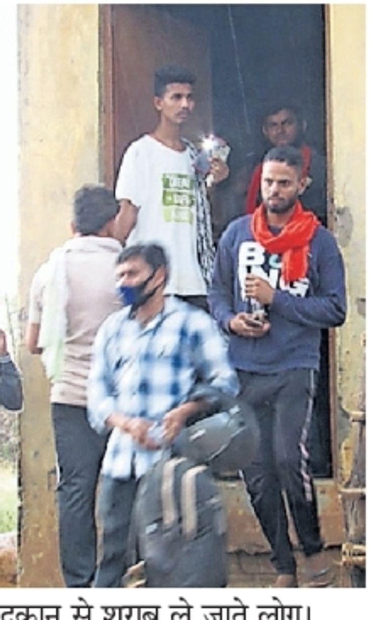 People from 150 villages reached Kharora as soon as the shop opened ...