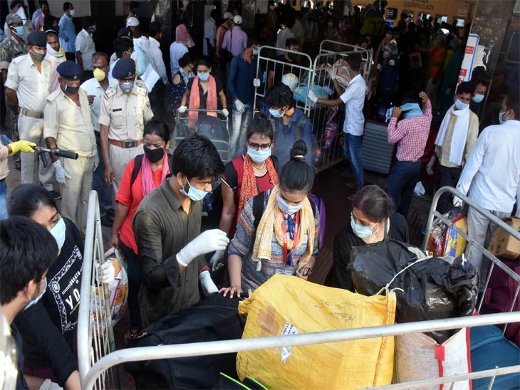 The I3 train carrying 1318 students and 2441 migrants; Crowd gathered ...