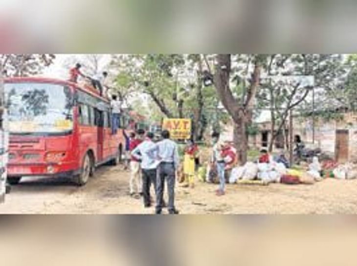 Workers who arrived at Guthni from UP were sent home by bus | परेशानी ...