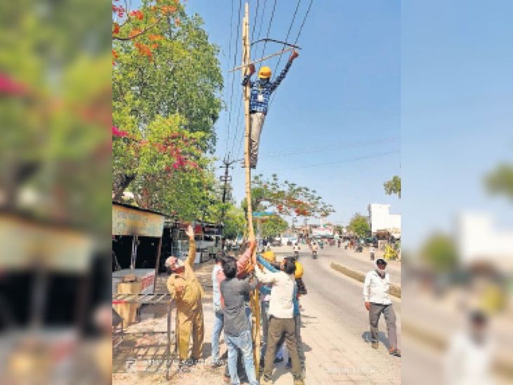Employees doing work in scorching sun to get electricity smoothly ...