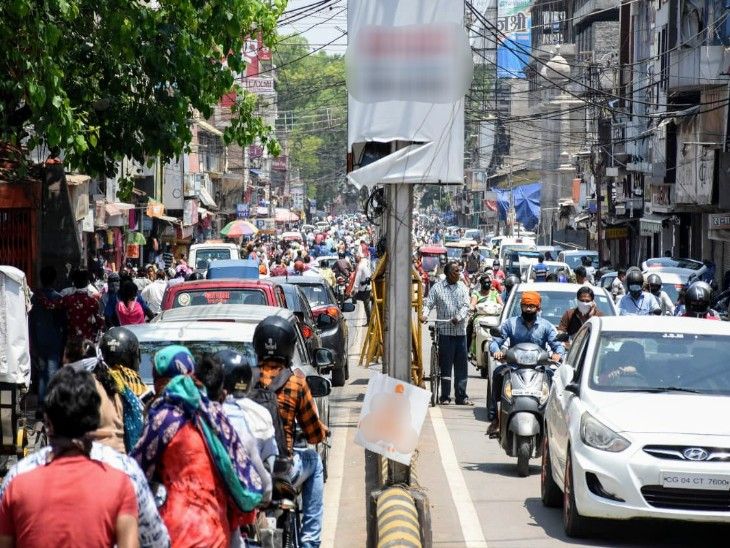 Crowds of people gathered in Raipur, social distancing is not followed ...