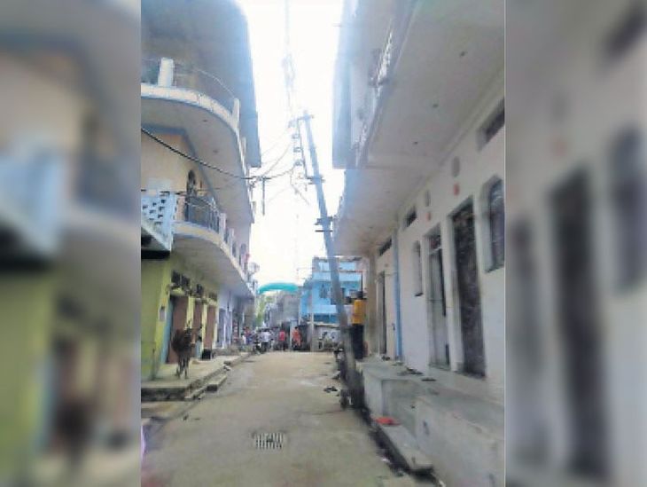 Electric poles bent in the mohallas of Veerpur, people demanded change ...
