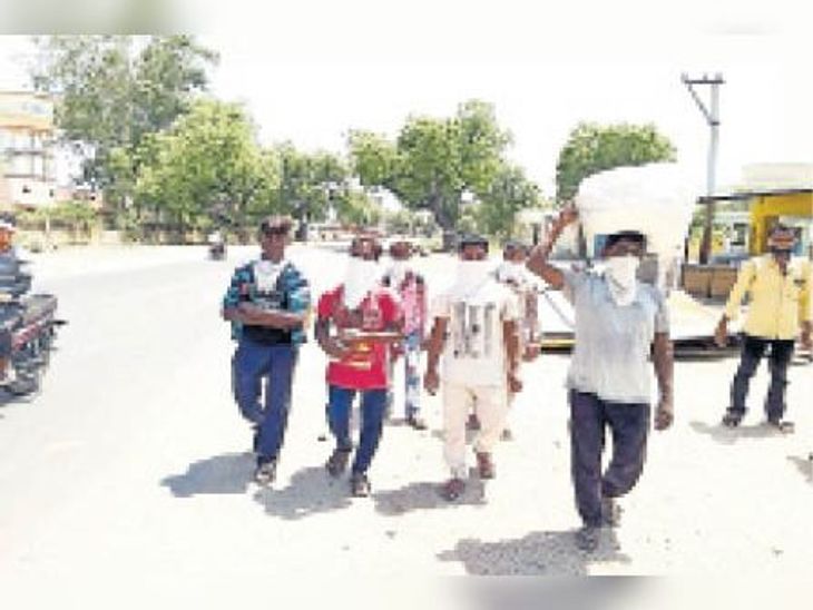 6 workers of Allahabad working in Sarupganj set foot on their way home ...