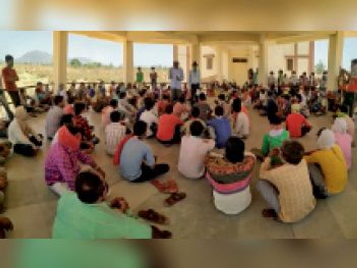 Factory workers demonstrated at the sub-border headquarters | विरोध ...