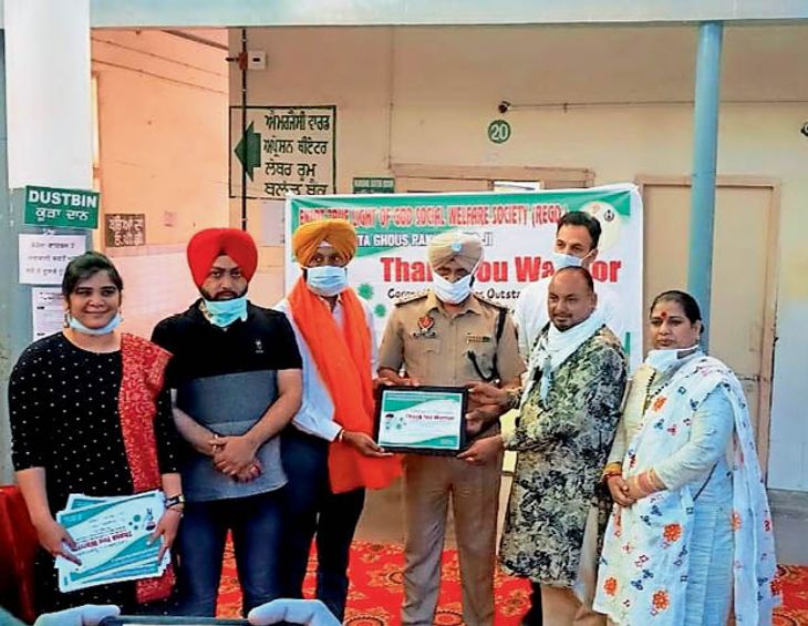 Samaj Sevi Sanstha honored medical staff | सिविल हॉस्पिटल: समाज सेवीं ...