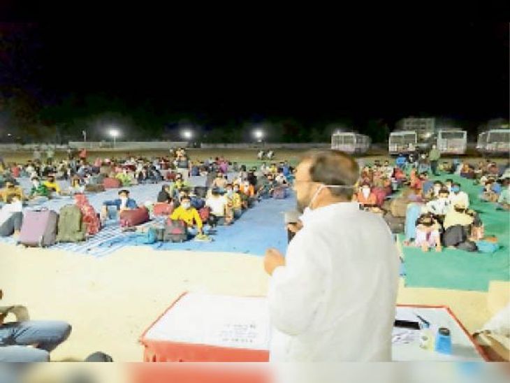 Around 400 workers from West Bengal were sent by buses from Shivganj at ...