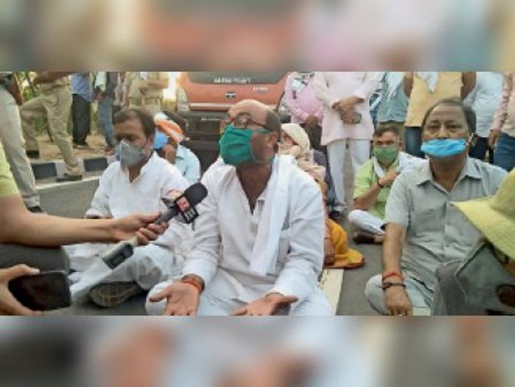 After waiting all day, the Agra administration refused to give entry to ...