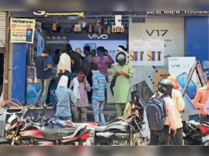 Permission of one passenger including driver in auto rickshaw, park ...