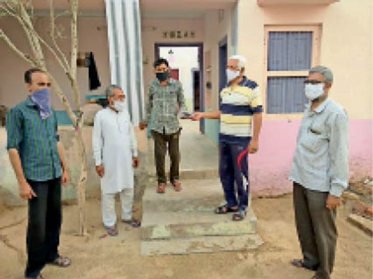 Sujangarh CI delivers 1 month drug to kidney victim's home in Chhapar ...