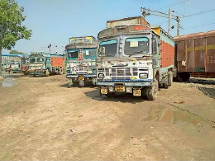 Loading-unloading of essential goods happening in DDU Railway Division ...