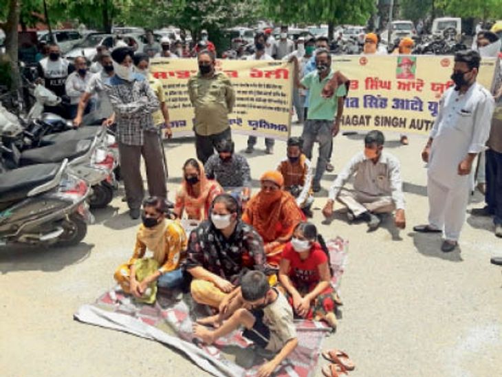 Auto drivers protest with family at DC office, sloganeering | प्रदर्शन ...