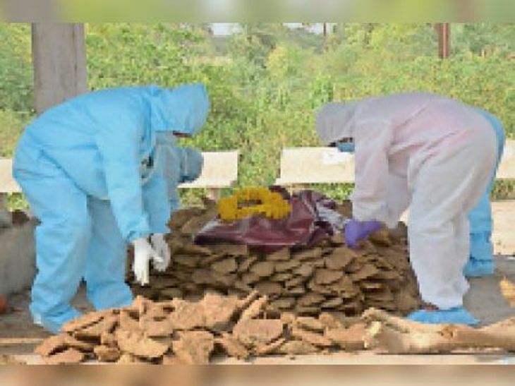 Fodder sons wore funeral processions wearing PPE kits after the ...