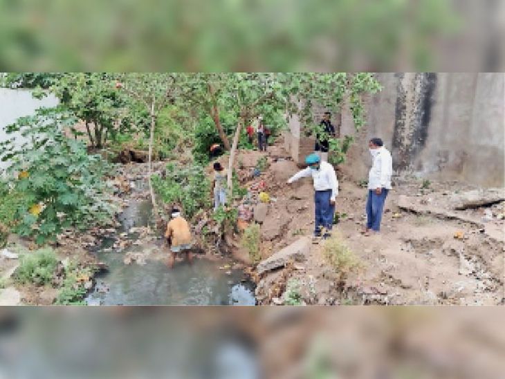 Monsoon in front, drains still not cleaned, roads will sink | बड़े ...