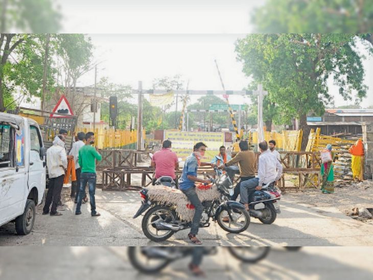 Subhash Nagar railway gate closed, overbridge will be ready in three ...