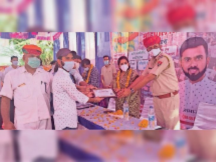 Kareena Warriors' honor was honored in Piplad | सम्मान: पीपलाद में ...