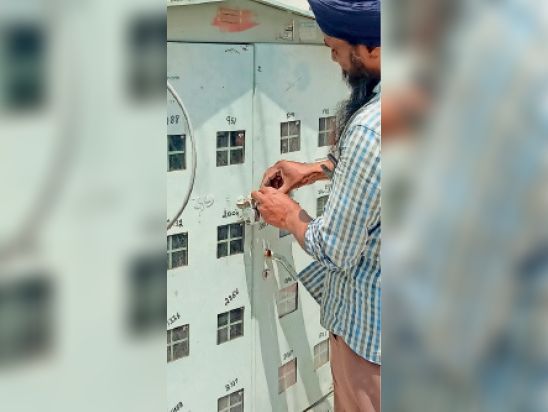 Locks up 50 pillar boxes, inserts new wires | व्यवस्था: 50 पिलर बॉक्सों ...
