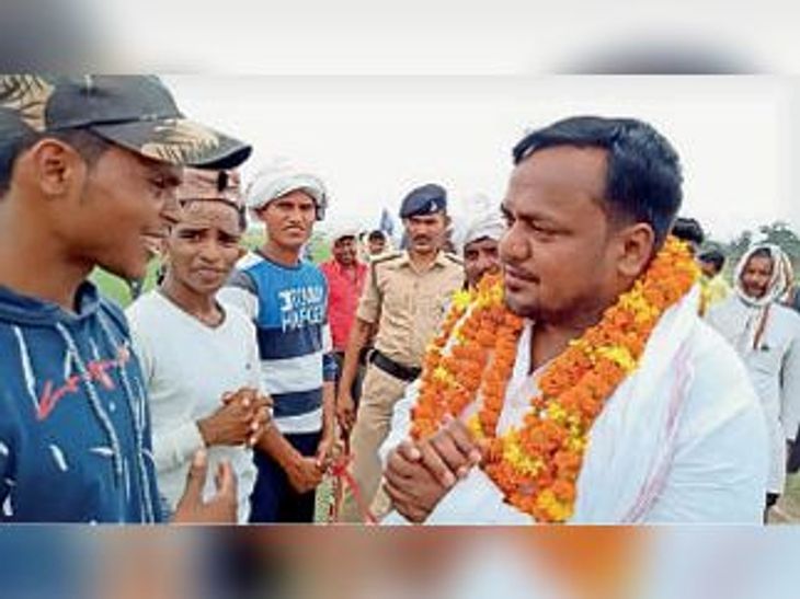 Former MLA inaugurates cricket tournament in Khurd village