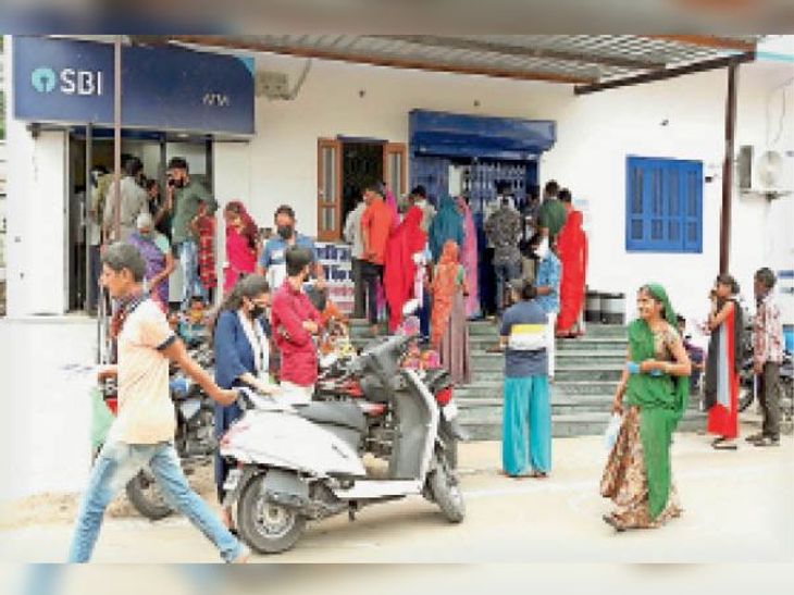 Social distance is not being maintained in Shivganj | लापरवाही: शिवगंज ...