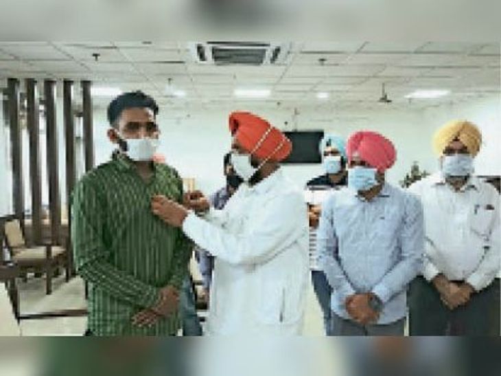 Sagar Sharma honored by Minister Randhawa | गुरदासपुर: सागर शर्मा को ...