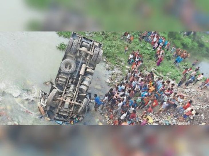 Unloading sand from Gopalganj, Hiva lay down in the river by bridge ...
