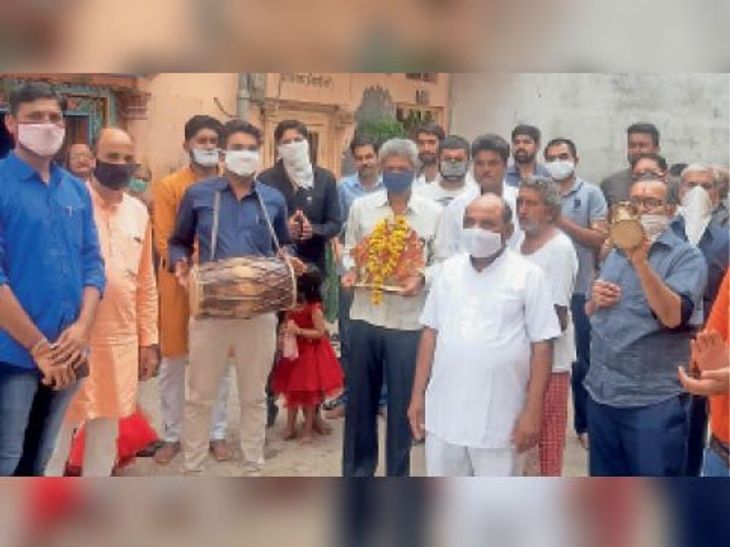 Celebrated the birth anniversary of Kuldevi, made the statue revolve ...