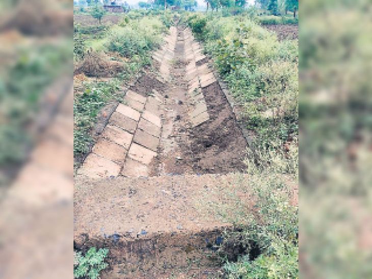 Culvert ramp being made of black clay in place of Muram | मनमानी: मुरम ...