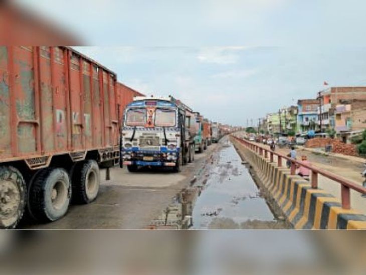 Both lanes of GT Road were jammed throughout the day, from Mohania's ...