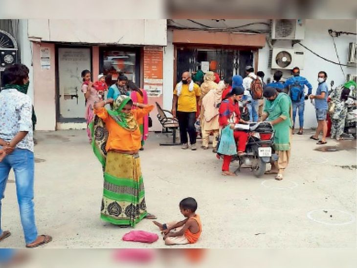 Follow distancing happening inside banks, crowd looking outside | अनलॉक ...