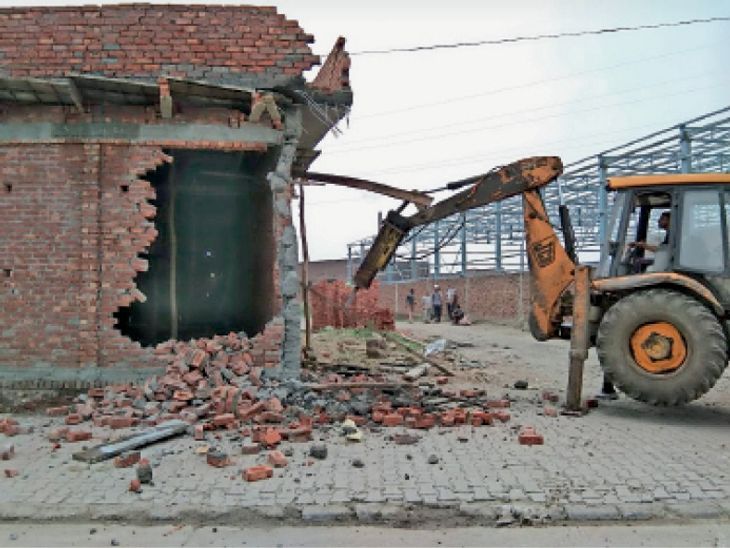 The building of the building being constructed since March in Batala ...