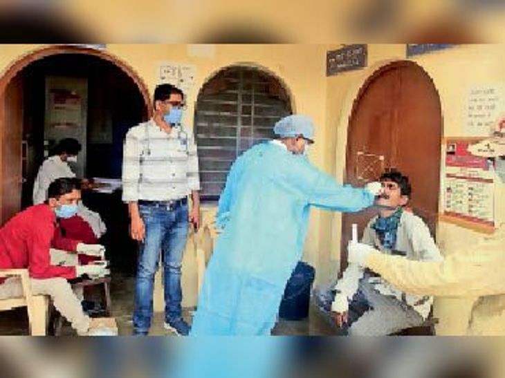 Samples of migrants collected about Caraina | सैंपलिंग: काेराेना को ...