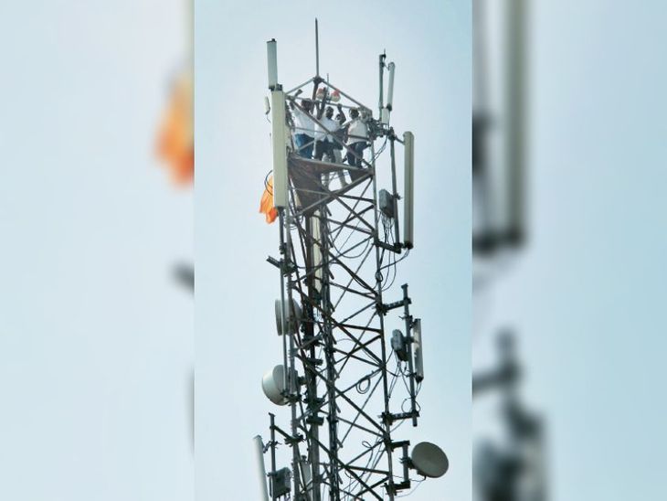 BSNL Contract Worker Climbed 150 Feet High Tower | टॉवर पर धरना: 150 ...