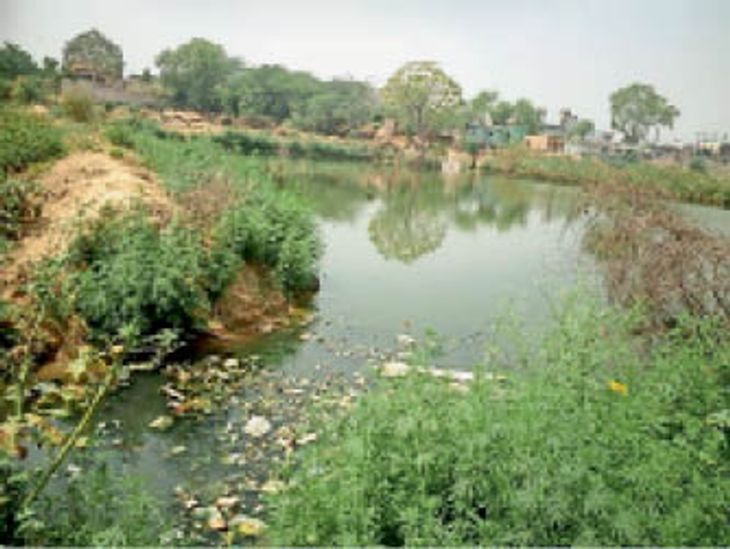 Pollution of the atmosphere polluted due to water drains in the johad ...