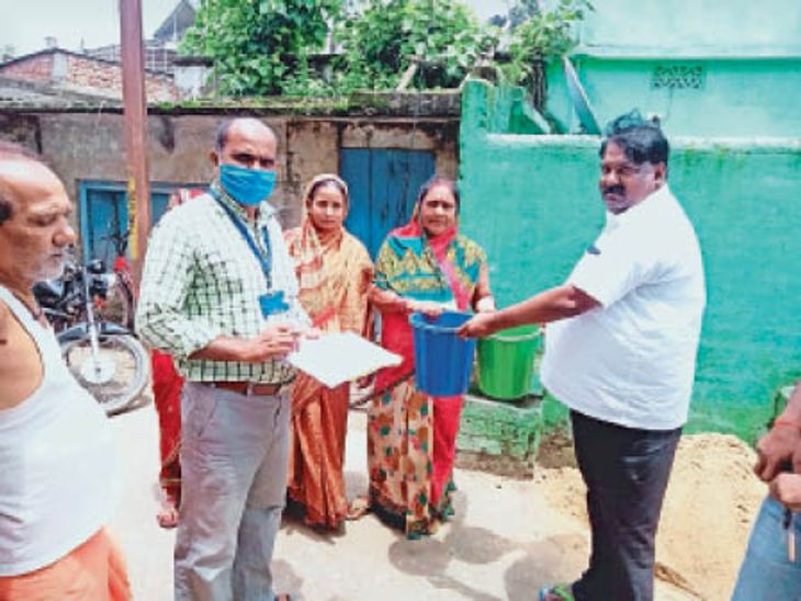 Dustbin distribution begins for garbage collection | डस्टबिन का वितरण ...