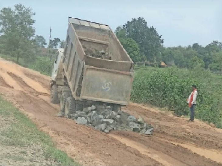 Work to fill the pits of NH 43 started | राहत: एनएच 43 के गड्‌ढों को ...