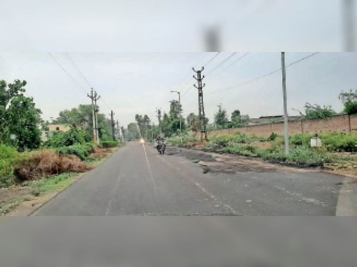 Use of substandard materials in road construction | आराेप: सड़क निर्माण ...